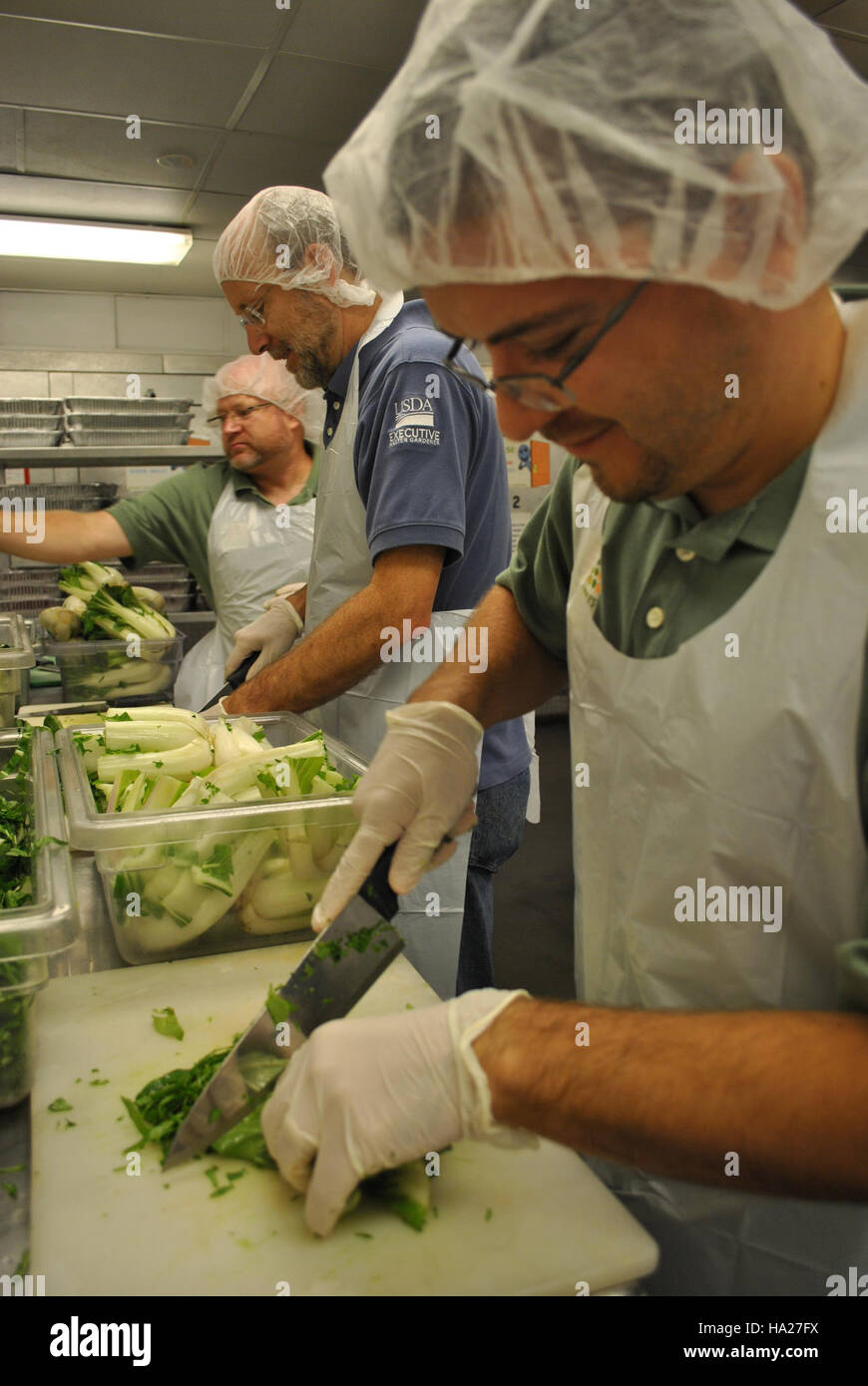 Handling kitchen food garden hi-res stock photography and images - Alamy