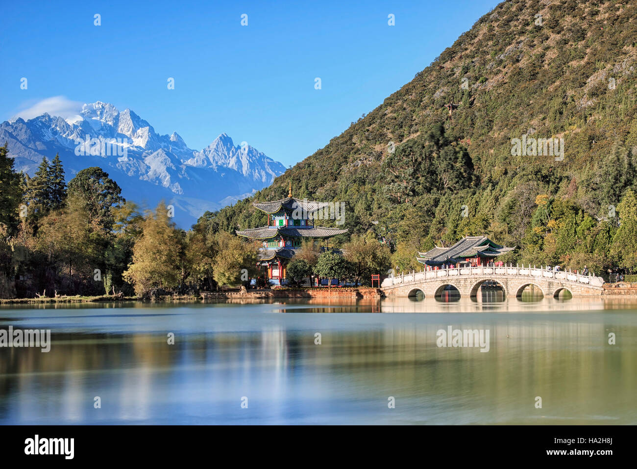 Beautiful view of the Black Dragon Pool and Jade Dragon Snow Mountain ...