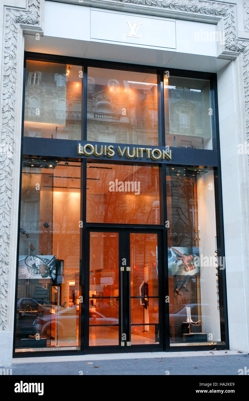 Paris, France - 17 December 2002: Louis Vuitton's clothing store at ...