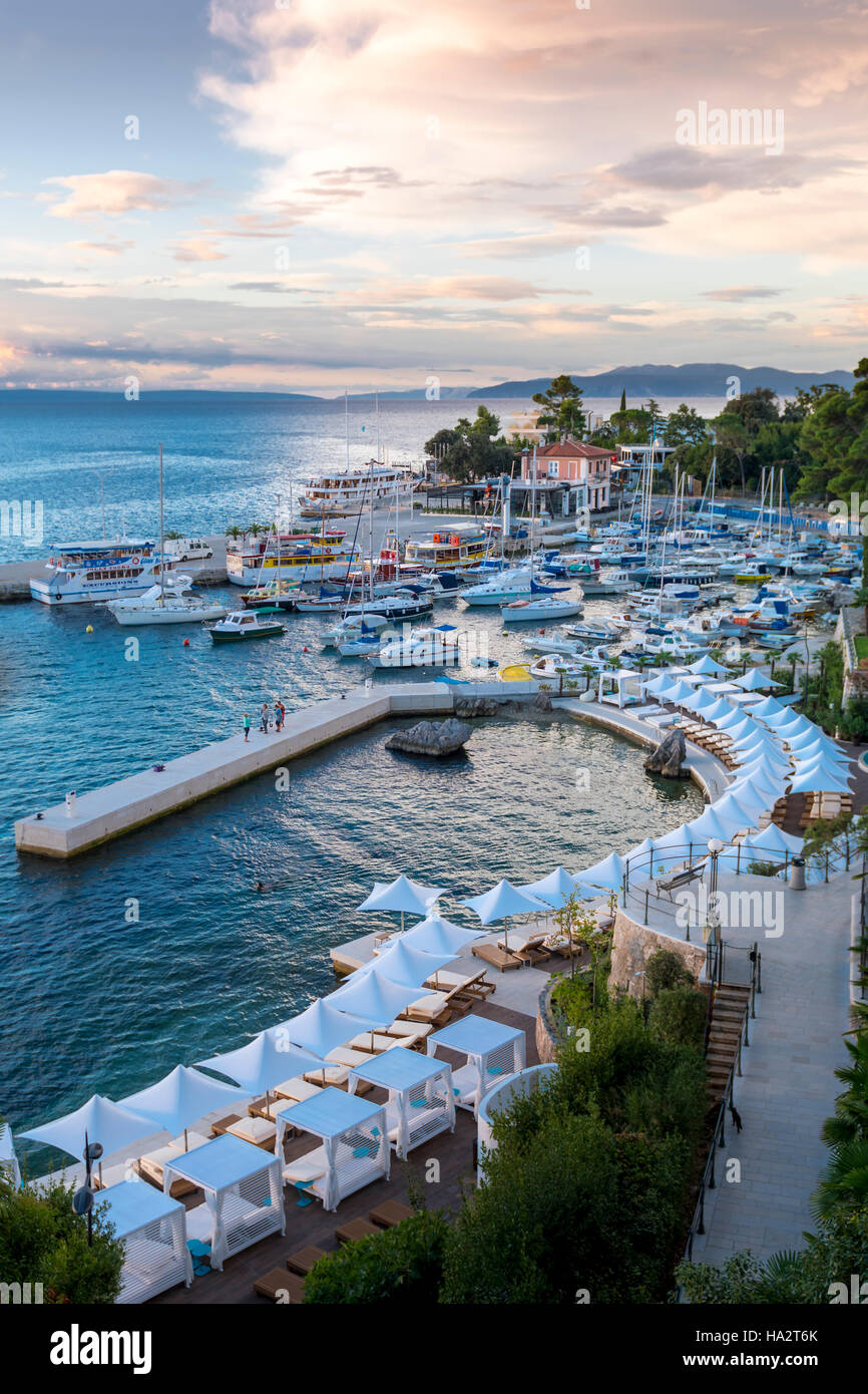 Crowded harbor hi-res stock photography and images - Alamy