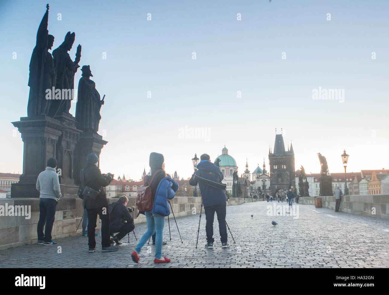 Tourists photographing monuments hi-res stock photography and images ...