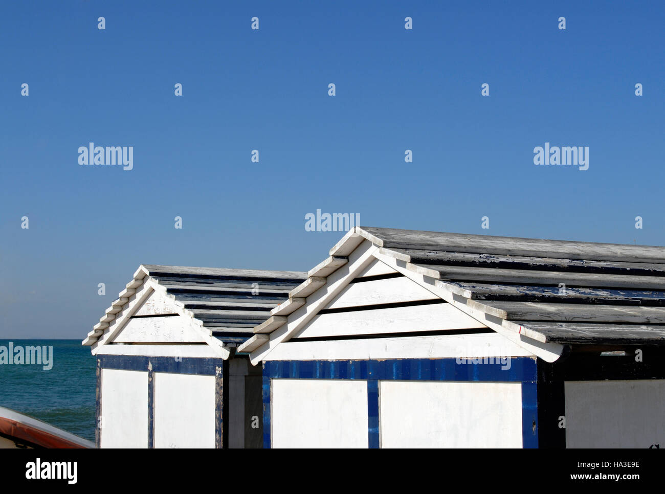 Blue and white beach huts hi-res stock photography and images - Alamy
