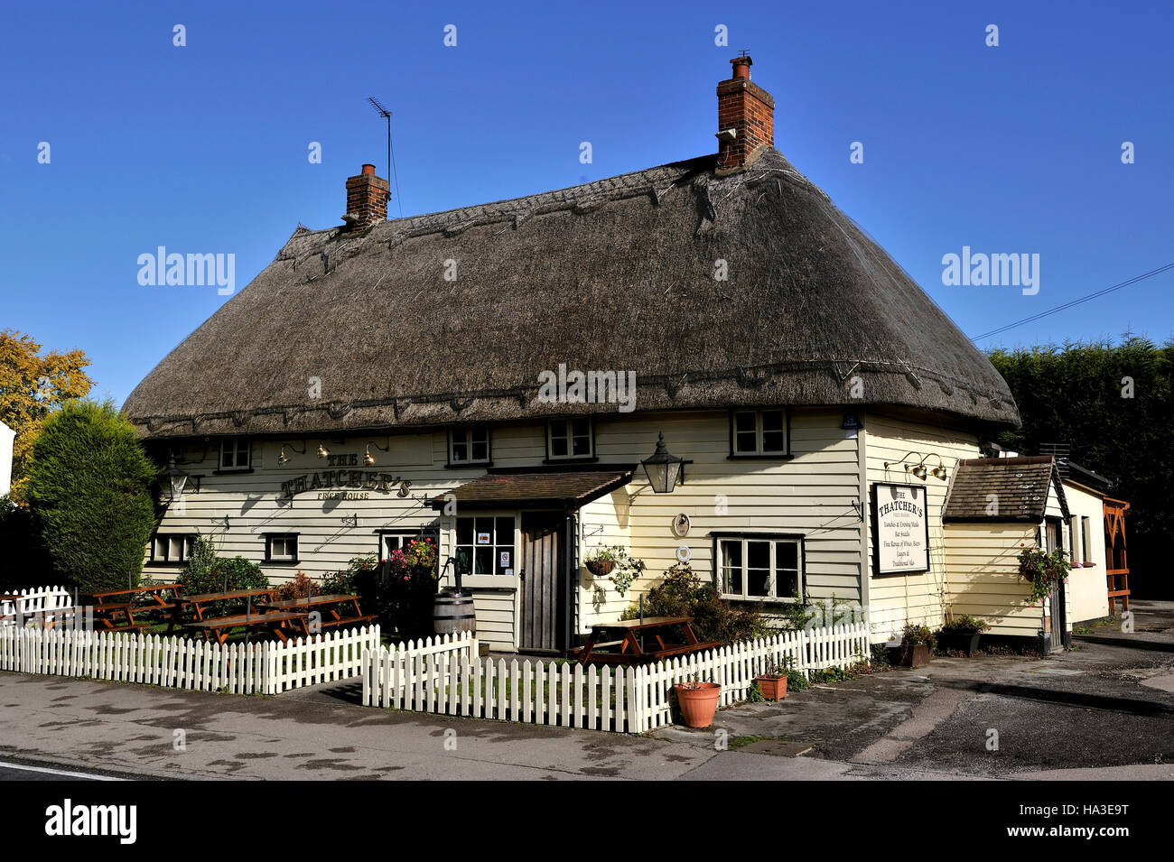 Thatched pubs hi-res stock photography and images - Alamy