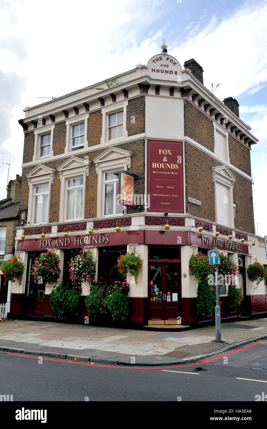 Typical english pub exterior hi-res stock photography and images - Alamy