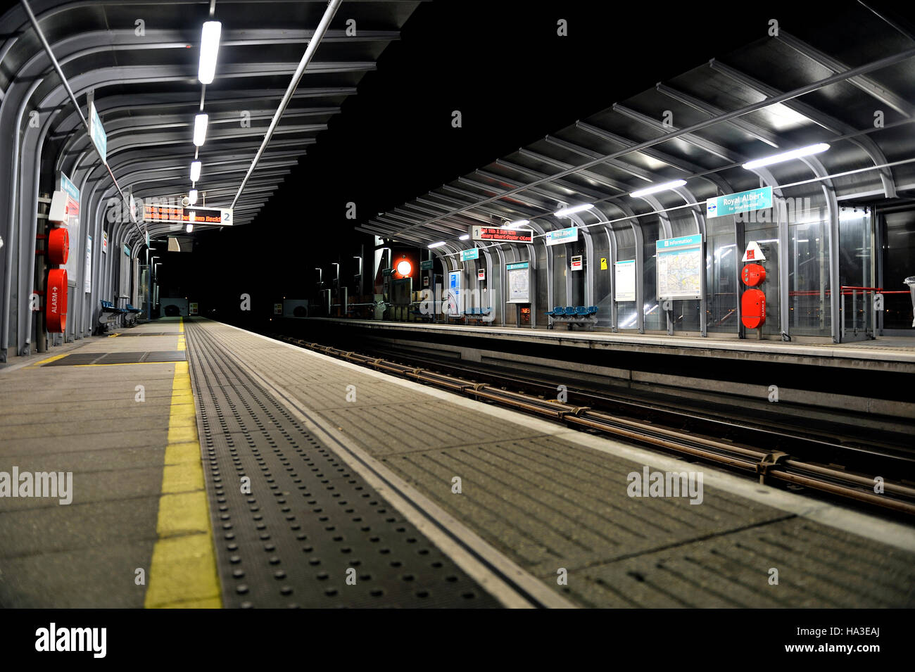 Docklands train rail station High Resolution Stock Photography and ...