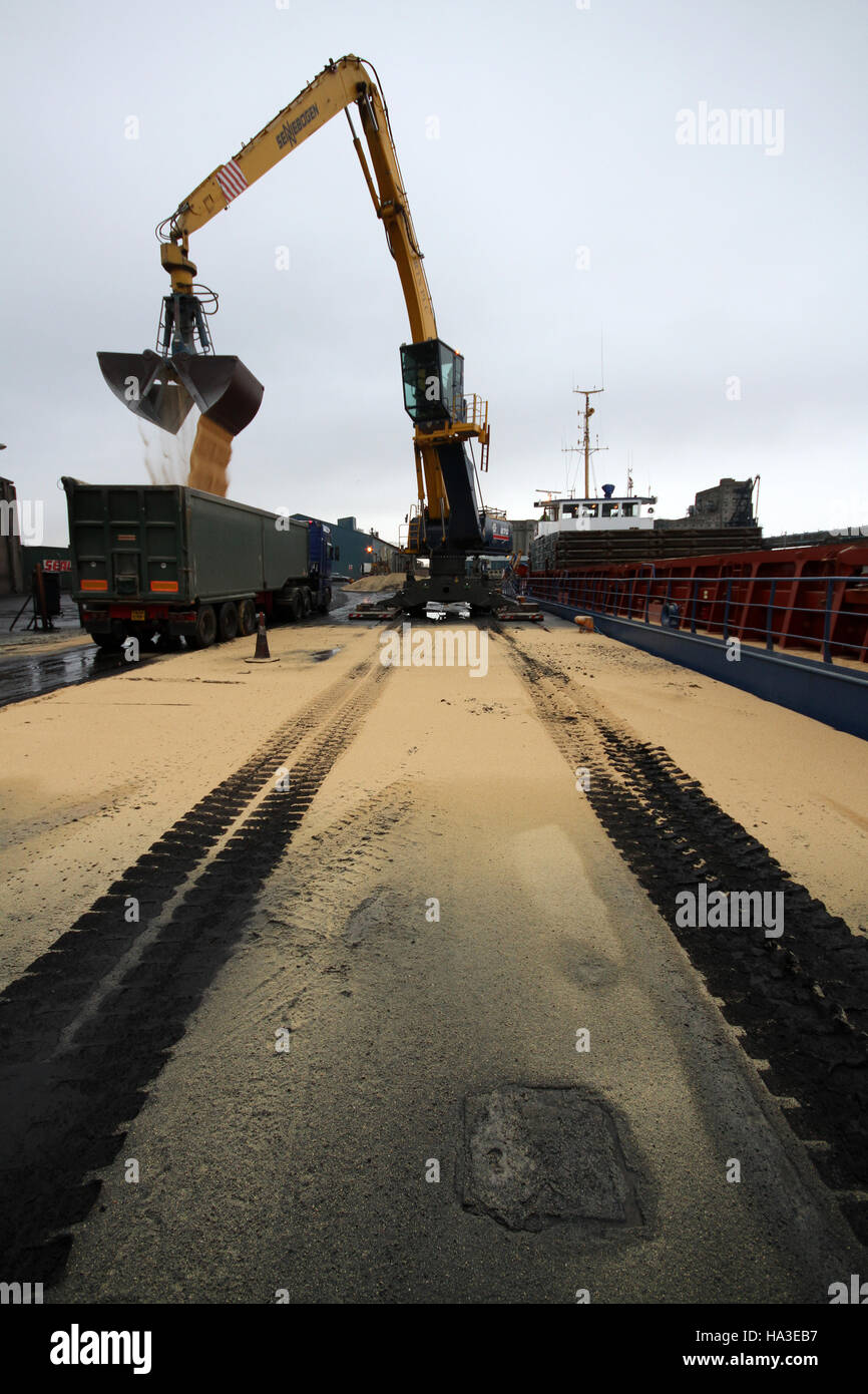 cargo ships unloading at docks Stock Photo - Alamy
