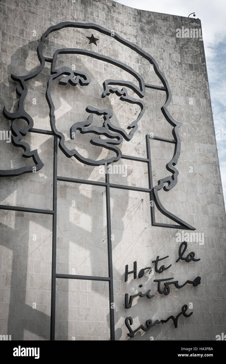 Mural of Che Guevara on the wall in Havana Stock Photo - Alamy
