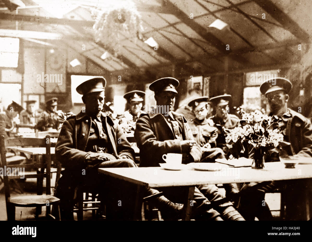 Soldiers in a YMCA hut during WW1 Stock Photo - Alamy