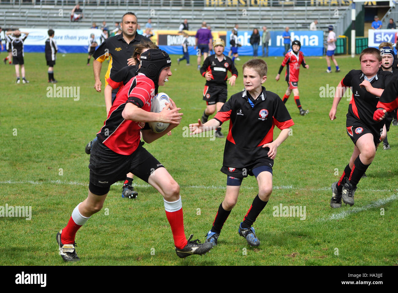 teenage boys playing rugby Stock Photo - Alamy