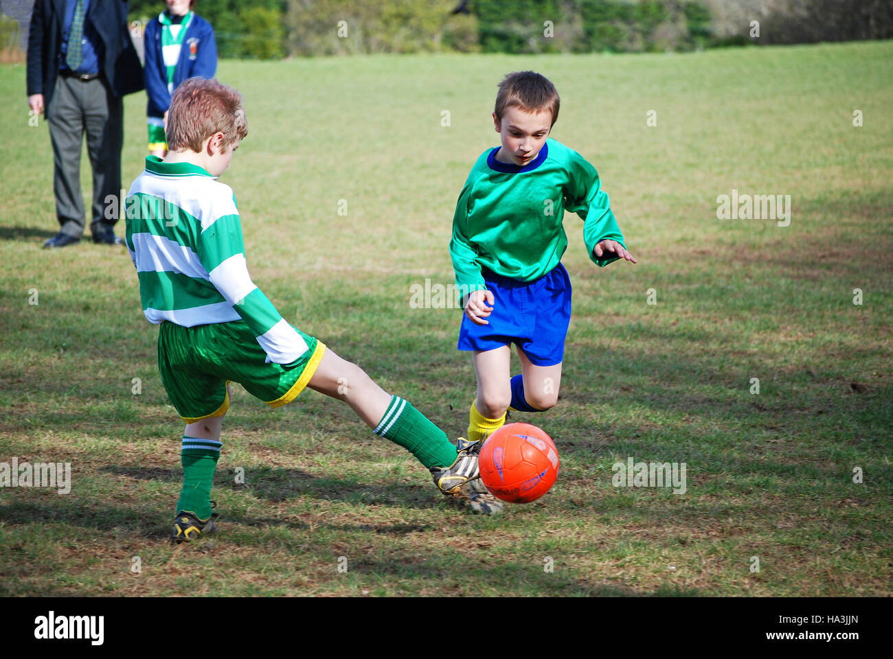 Boys football match hi-res stock photography and images - Alamy