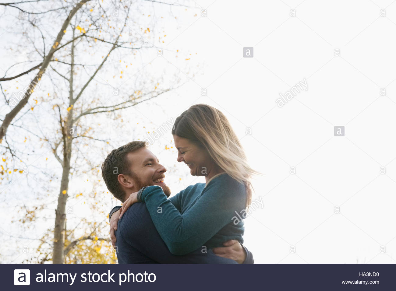 Couple under tree hi-res stock photography and images - Alamy