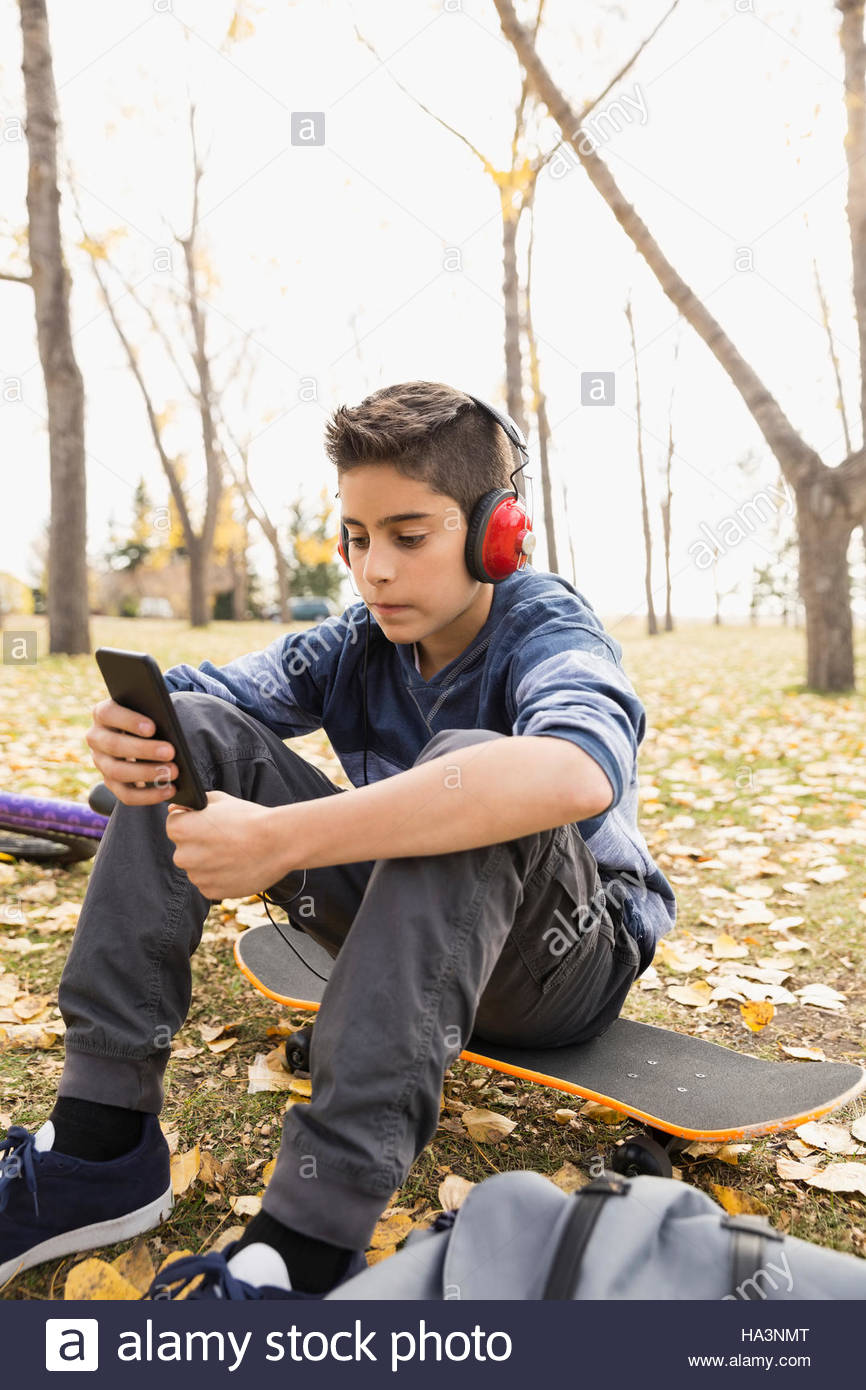 Tween with headphones hi-res stock photography and images - Alamy