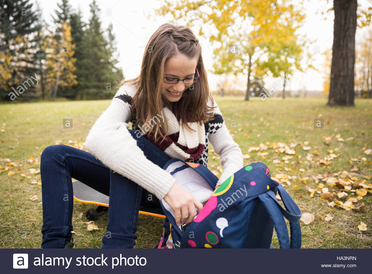 Girl reaching down hi-res stock photography and images - Alamy