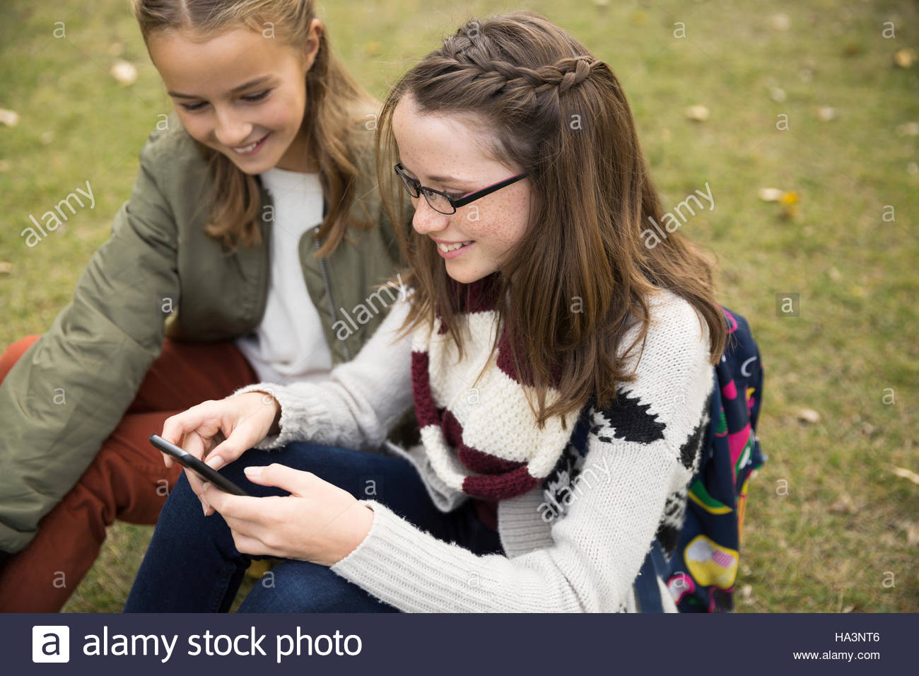 Tween girls phone hi-res stock photography and images - Alamy