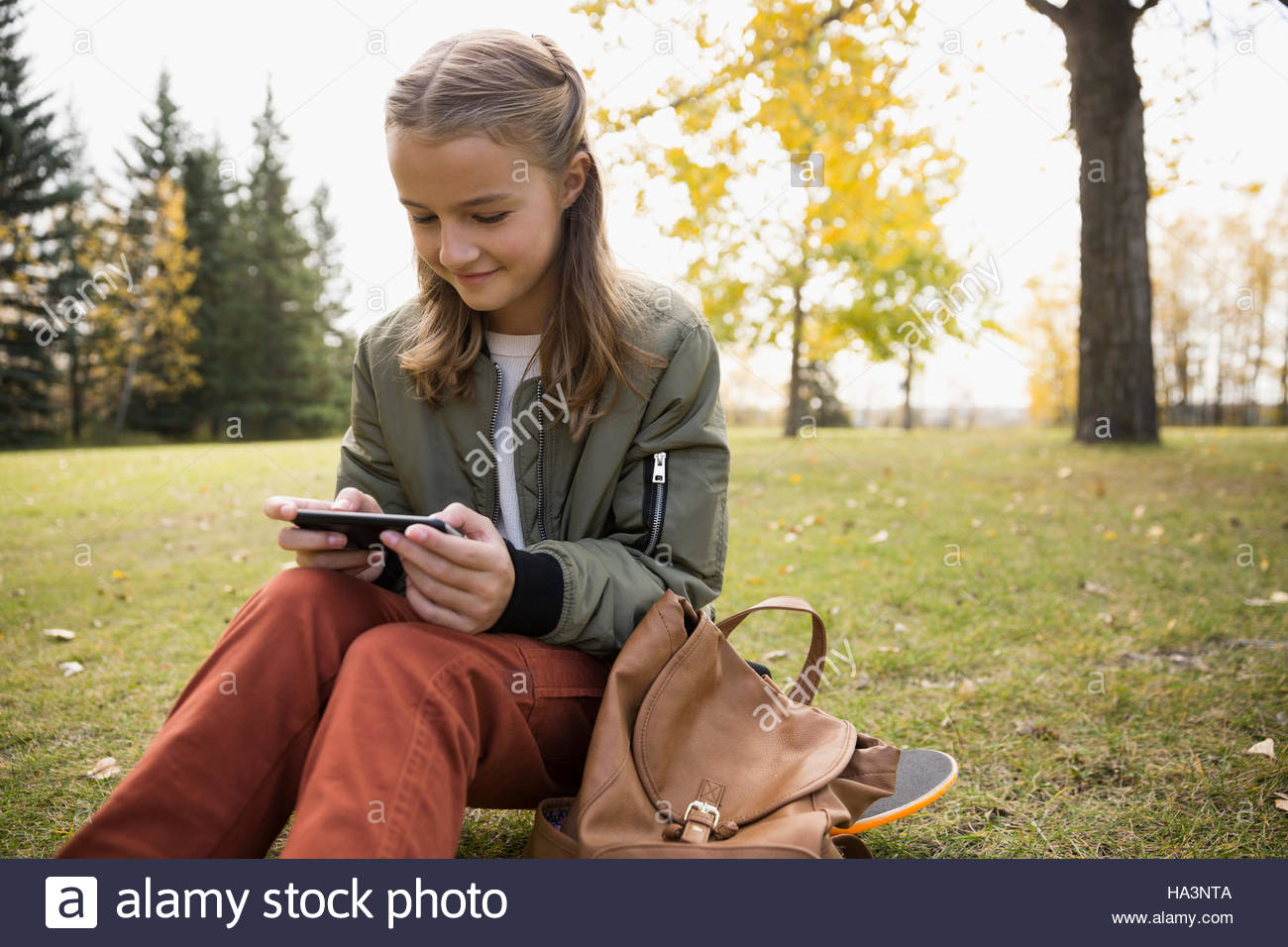 Tween girls phone hi-res stock photography and images - Alamy
