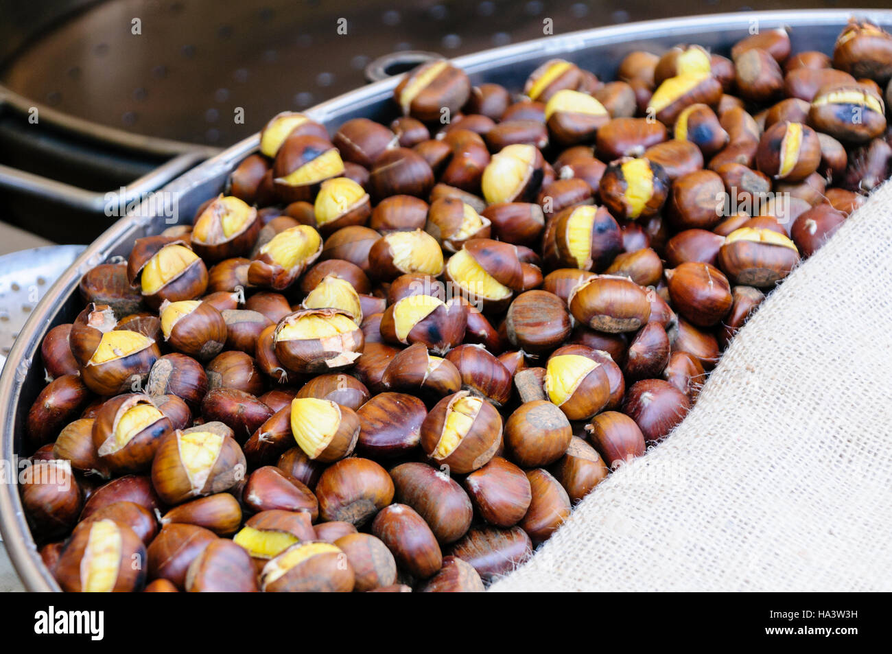 Roasted nuts cart hi-res stock photography and images - Alamy