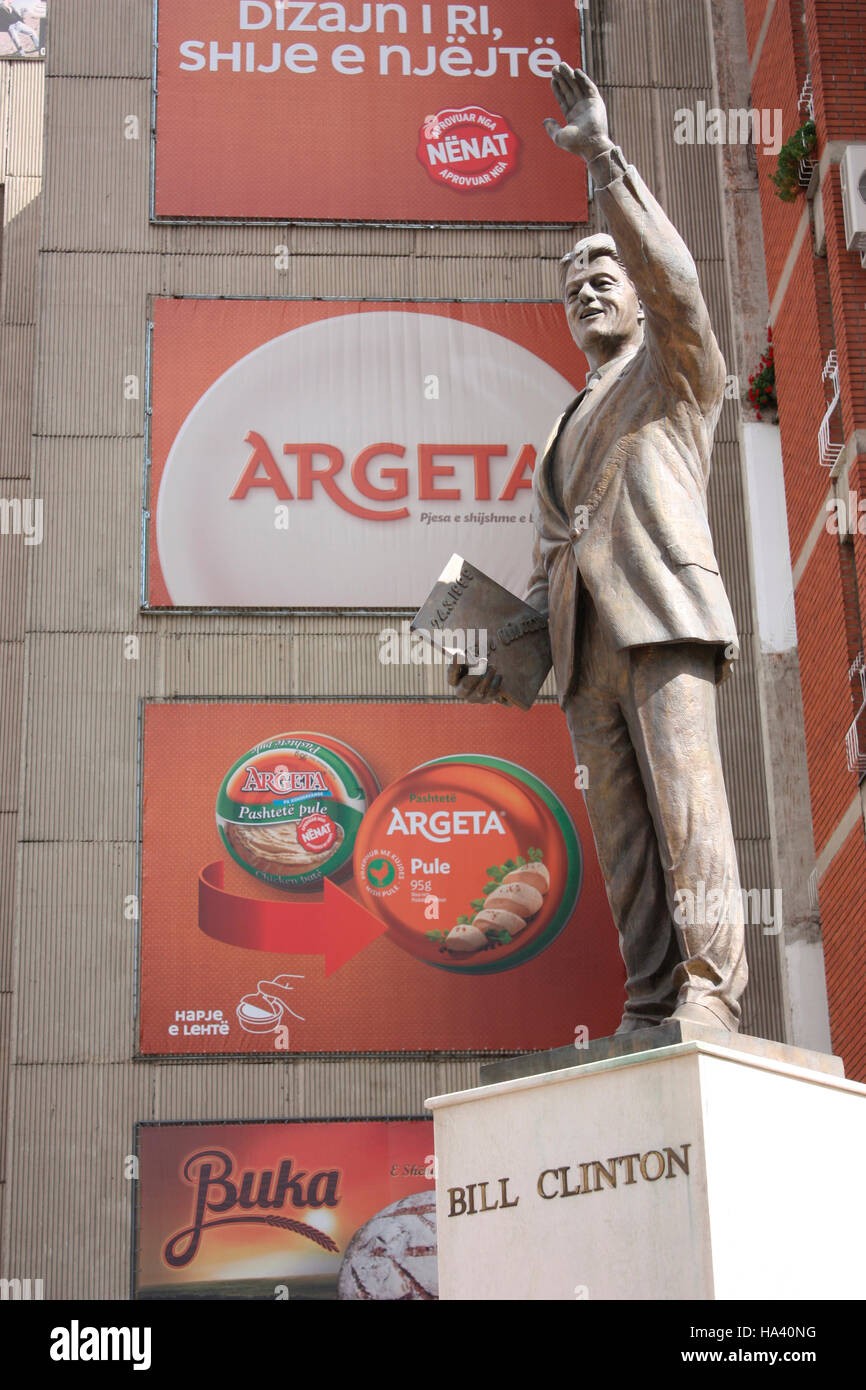 Bill Clinton statue in Pristina, Kosovo Stock Photo - Alamy