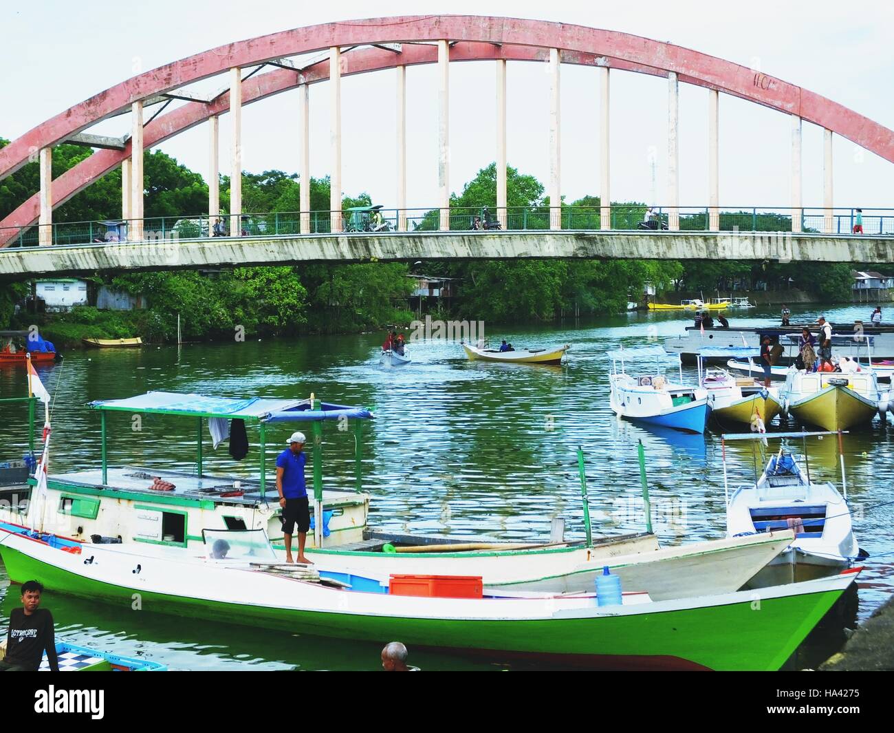 Boat under the bridge Stock Photo - Alamy