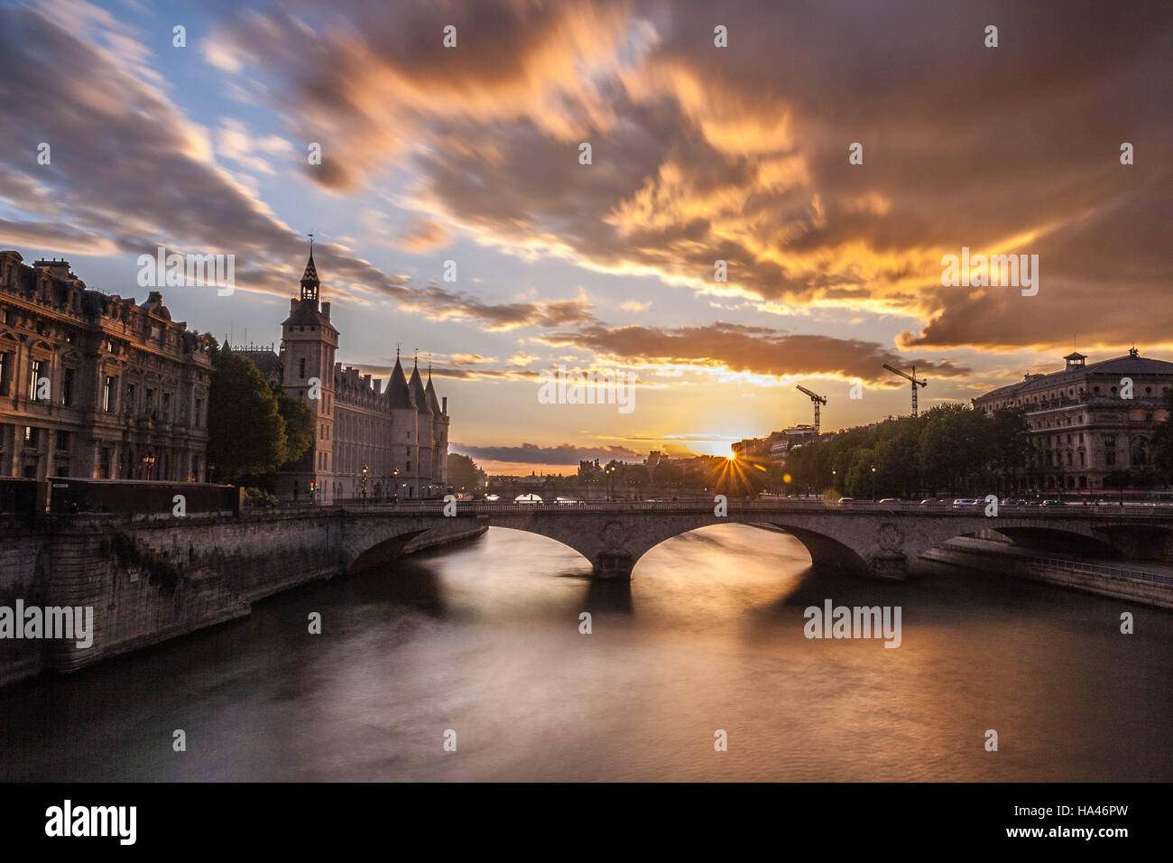 Paris bridge sunset hi-res stock photography and images - Alamy