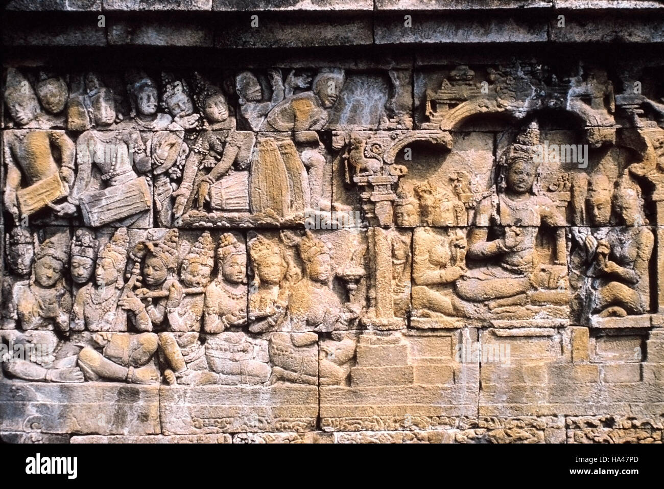 First gallery. Scenes from Buddha's previous births are also depicted ...