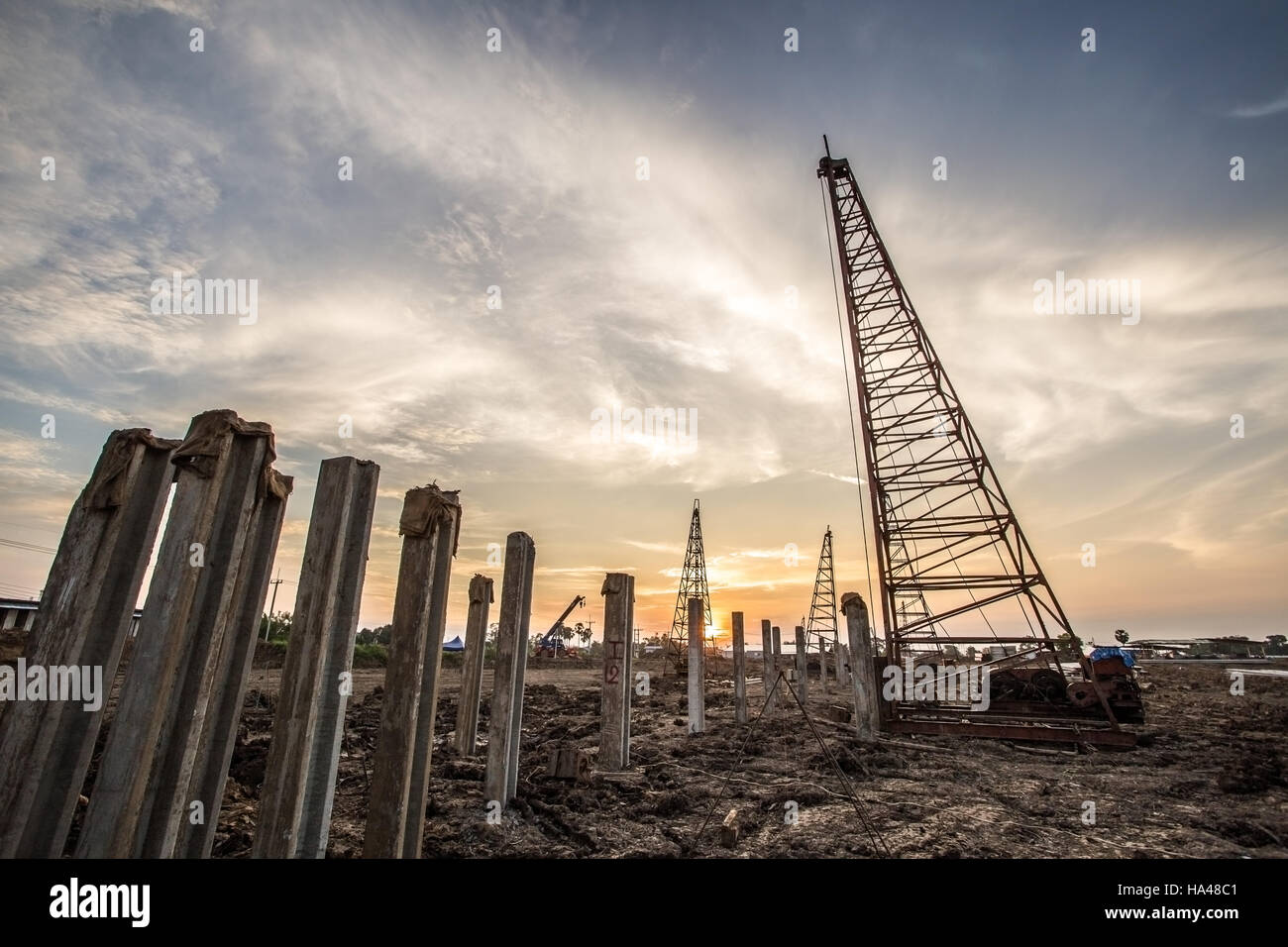 Pile driving crane hi-res stock photography and images - Alamy
