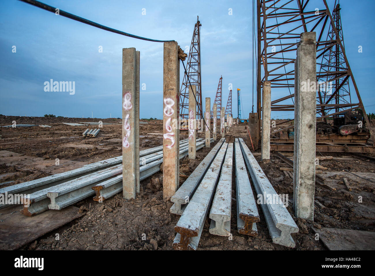 Pile driving crane hi-res stock photography and images - Alamy