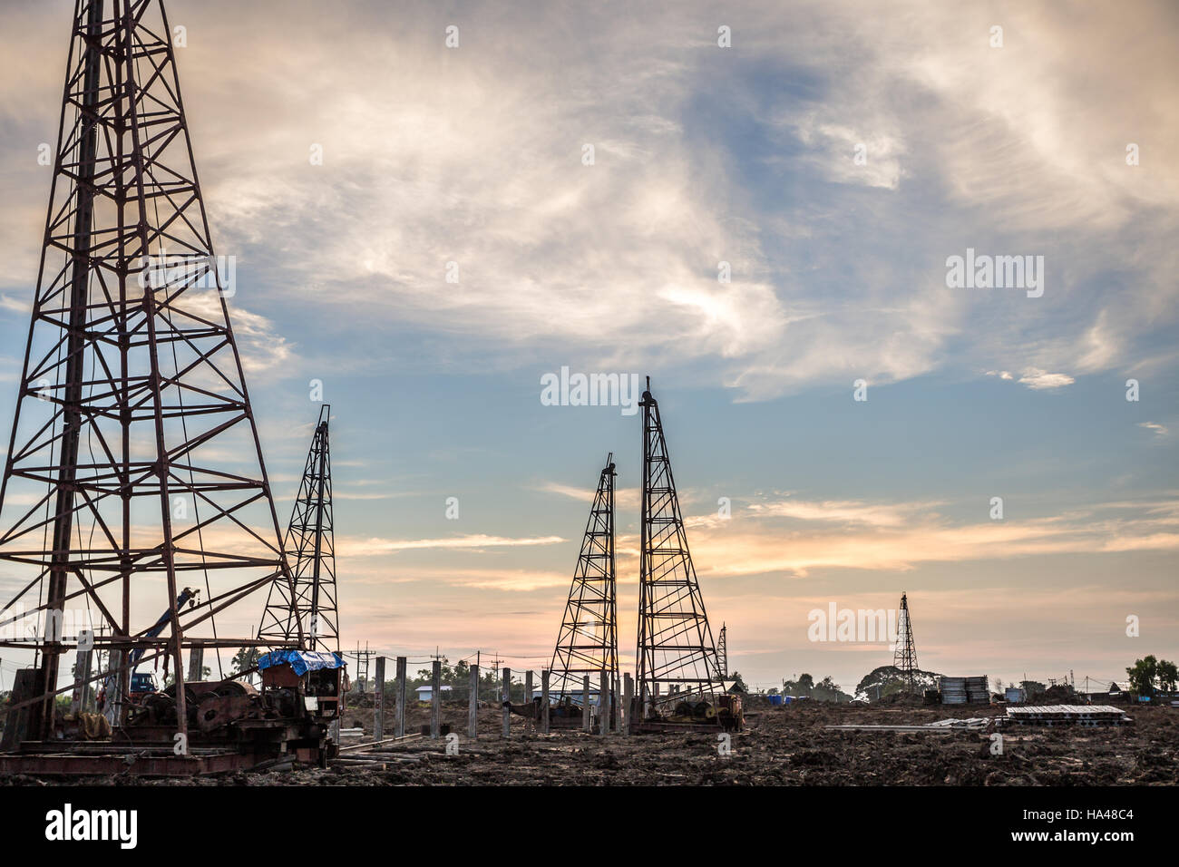 Pile driving crane hi-res stock photography and images - Alamy