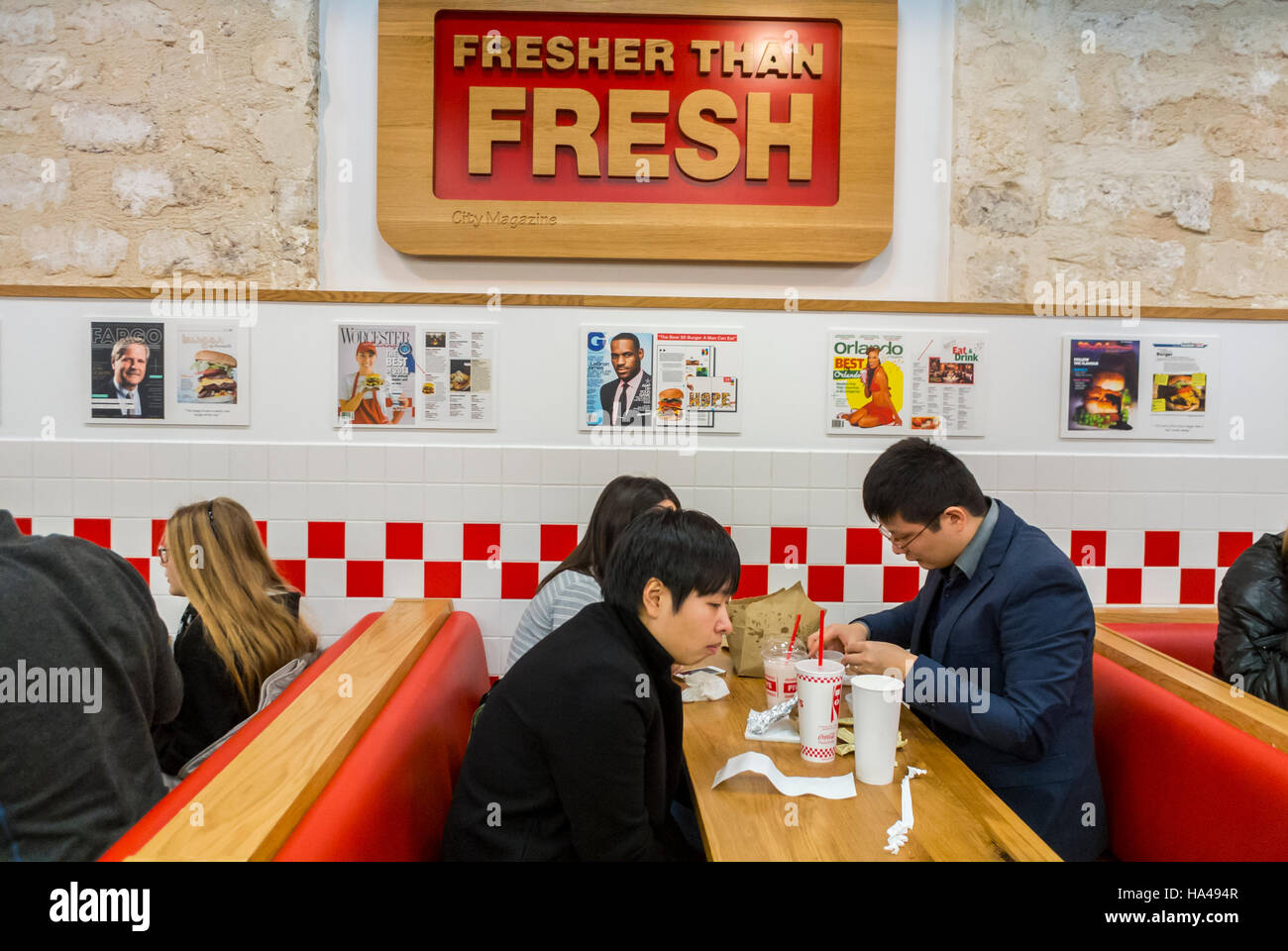 Teenagers eating fast food restaurant hi-res stock photography and ...