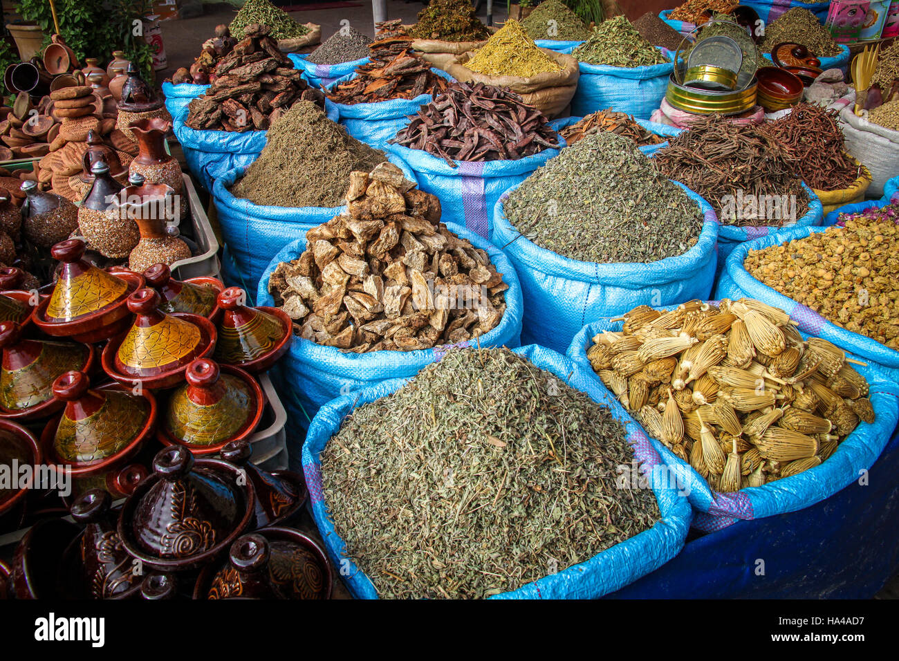 Spices for sale on a moroccan souk in Marrakesh Stock Photo - Alamy