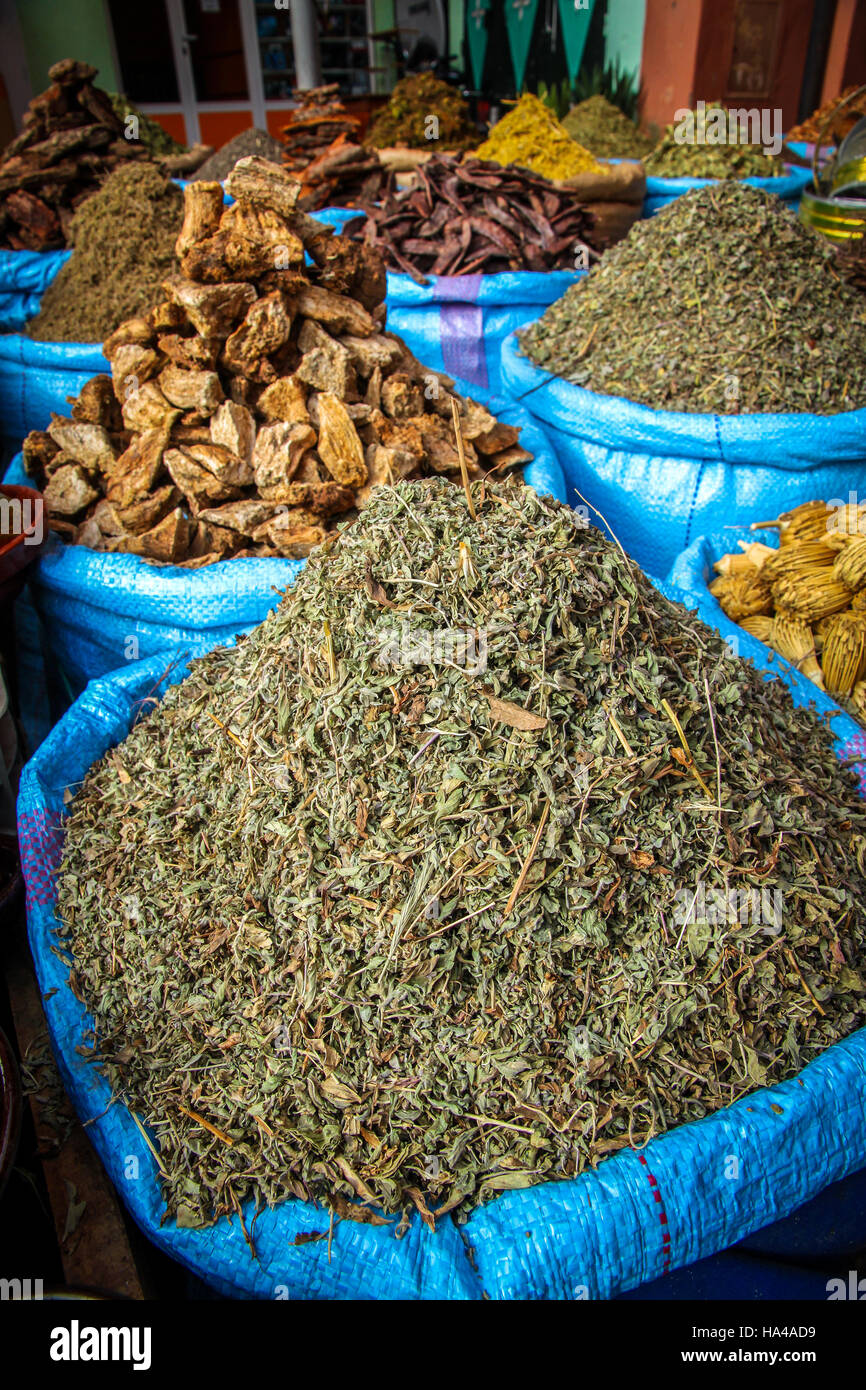 Spices for sale on a moroccan souk in Marrakesh Stock Photo - Alamy