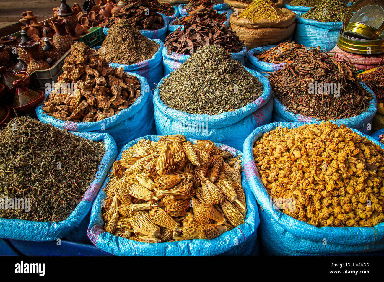 Spices for sale on a moroccan souk in Marrakesh Stock Photo - Alamy