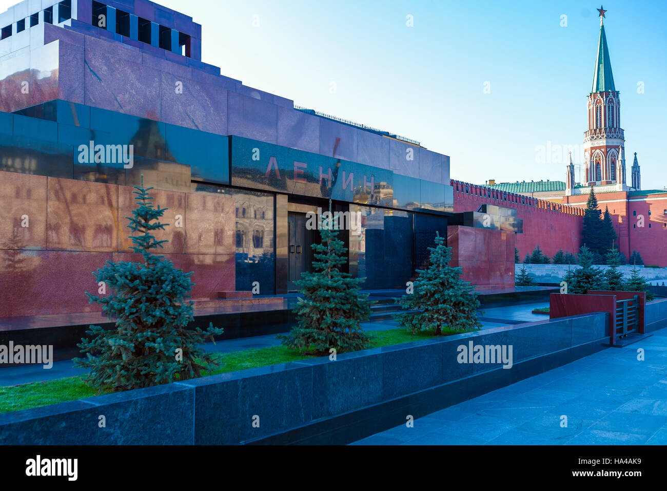 Lenin's mausoleum in red square hi-res stock photography and images - Alamy