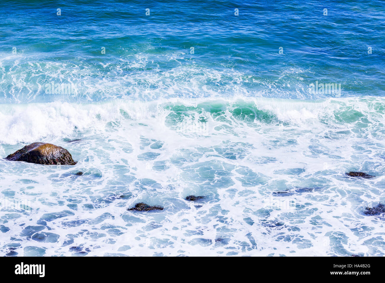 Wave coming into shore hi-res stock photography and images - Alamy