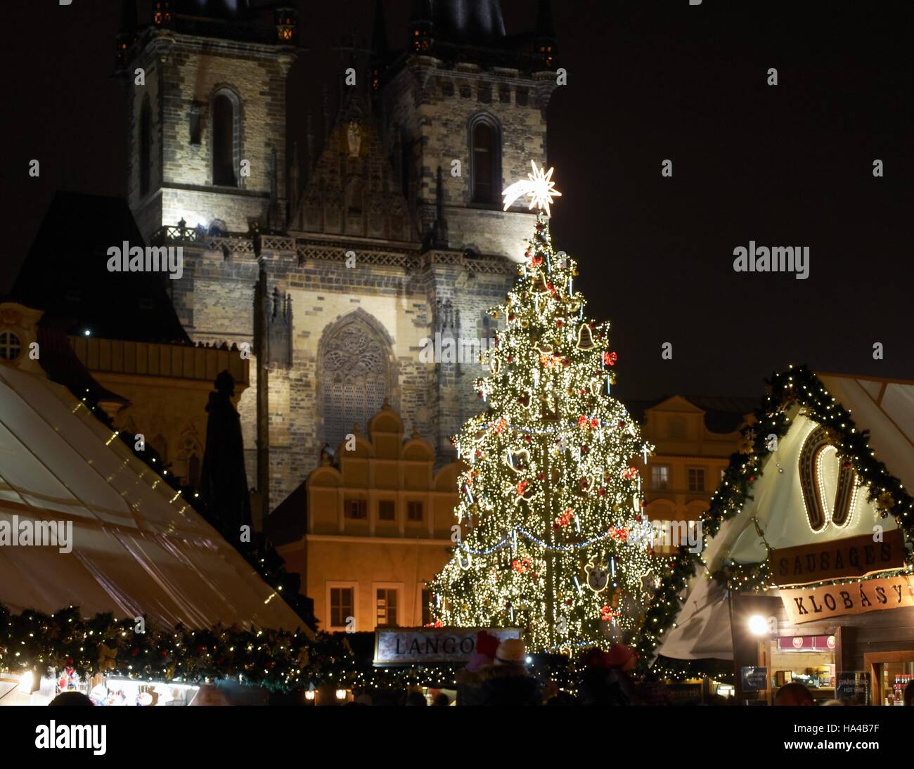 Old Town Sqaure, Prague, Christmas tree, market Stock Photo - Alamy