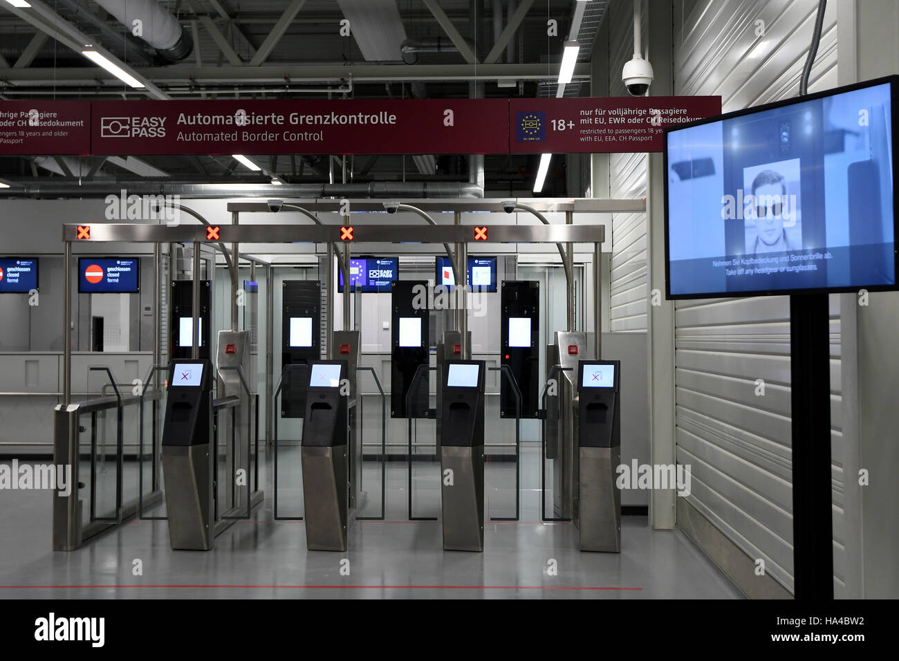 Schoenefeld, Germany. 25th Nov, 2016. The automated border checkpoint ...