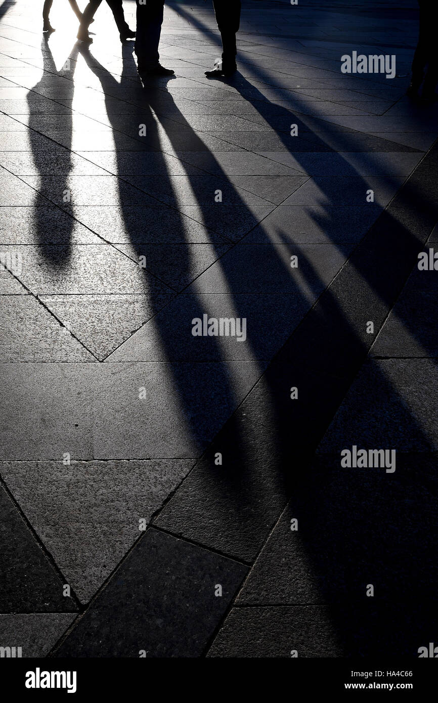 Cologne, Germany. 25th Nov, 2016. dpatopimages - The morning sun casts ...