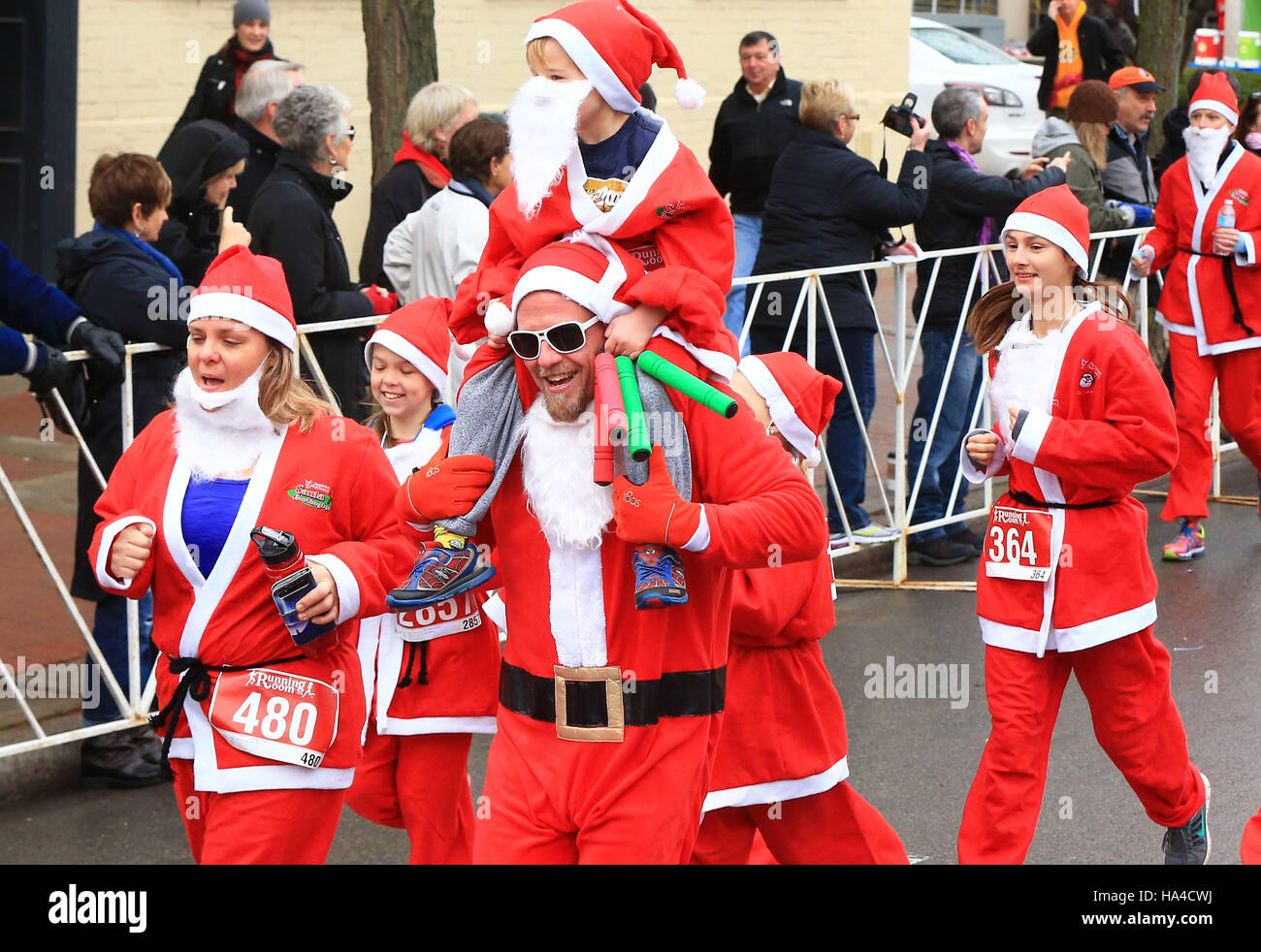 Toronto, Canada. 26th Nov, 2016. Participants dressed in Santa suits ...