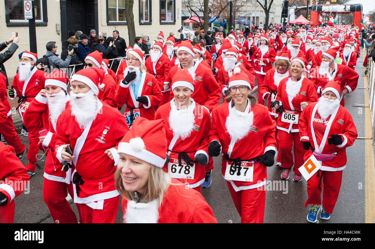 Toronto, Canada. 26th Nov, 2016. Participants dressed in Santa suits ...