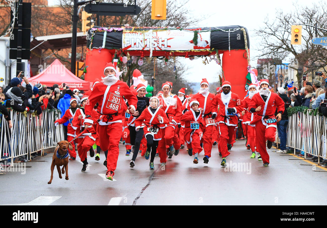 Toronto, Canada. 26th Nov, 2016. Participants dressed in Santa suits ...