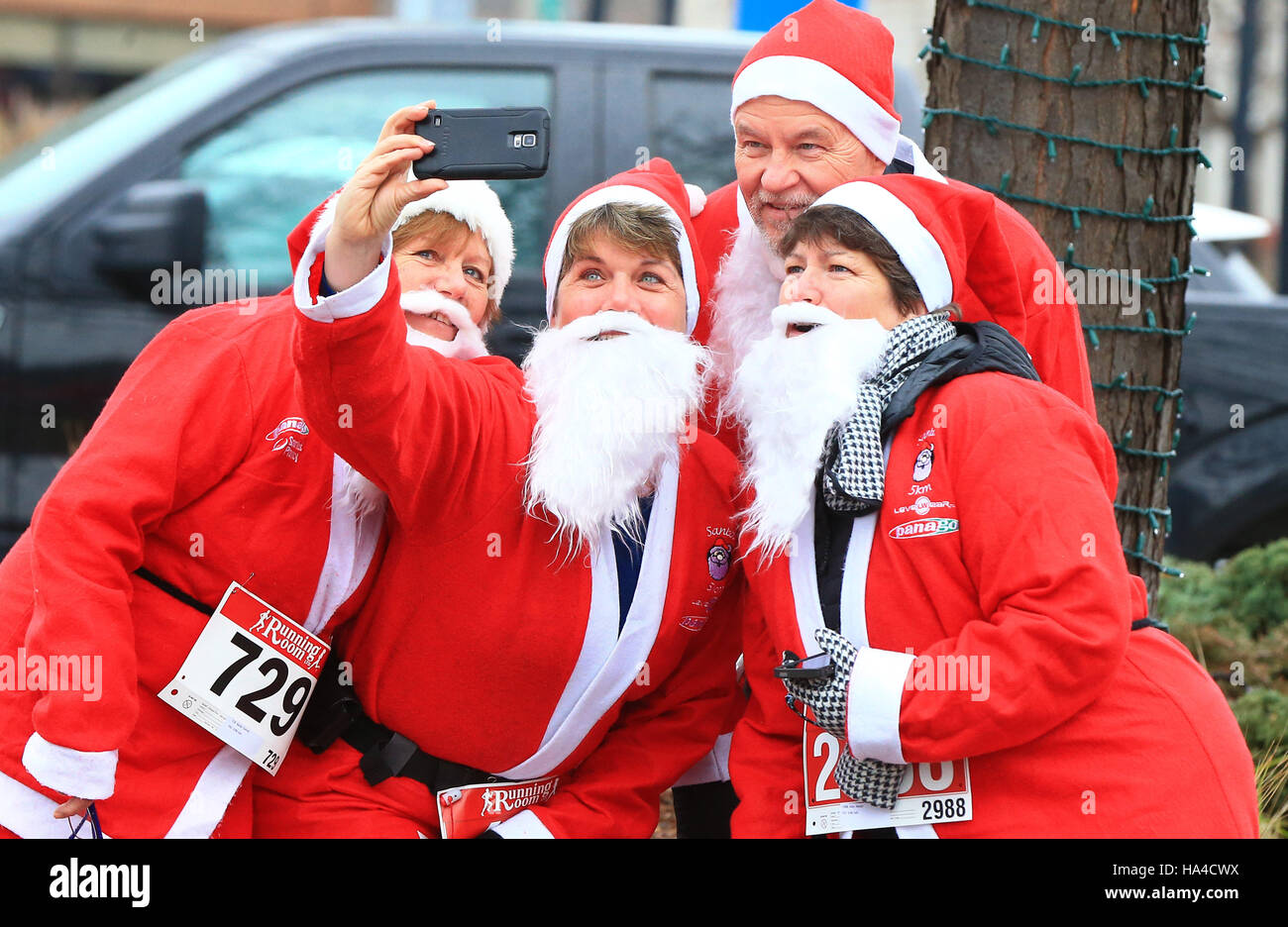Toronto, Canada. 26th Nov, 2016. Participants dressed in Santa suits ...