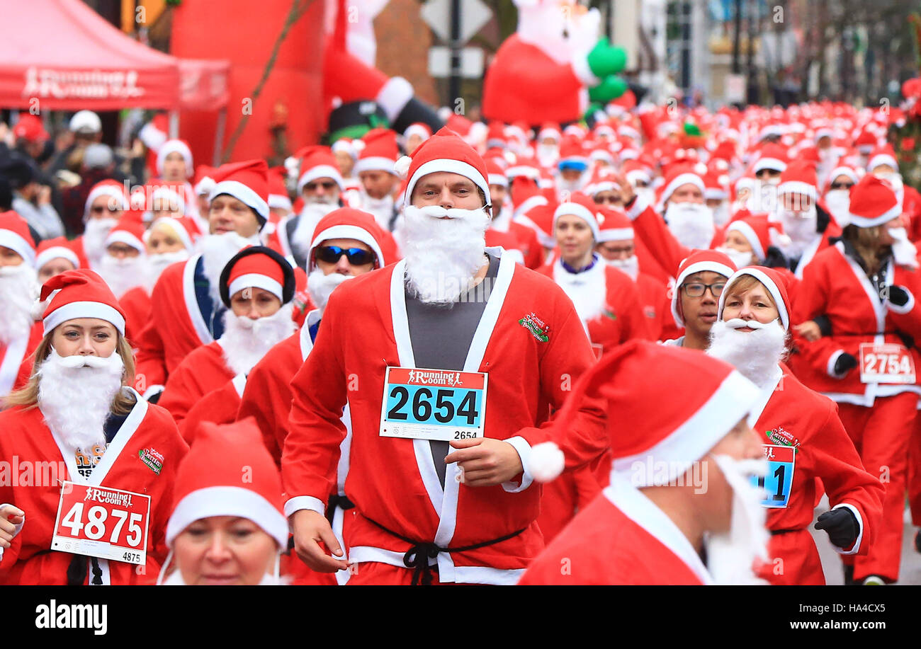 Toronto, Canada. 26th Nov, 2016. Participants dressed in Santa suits ...