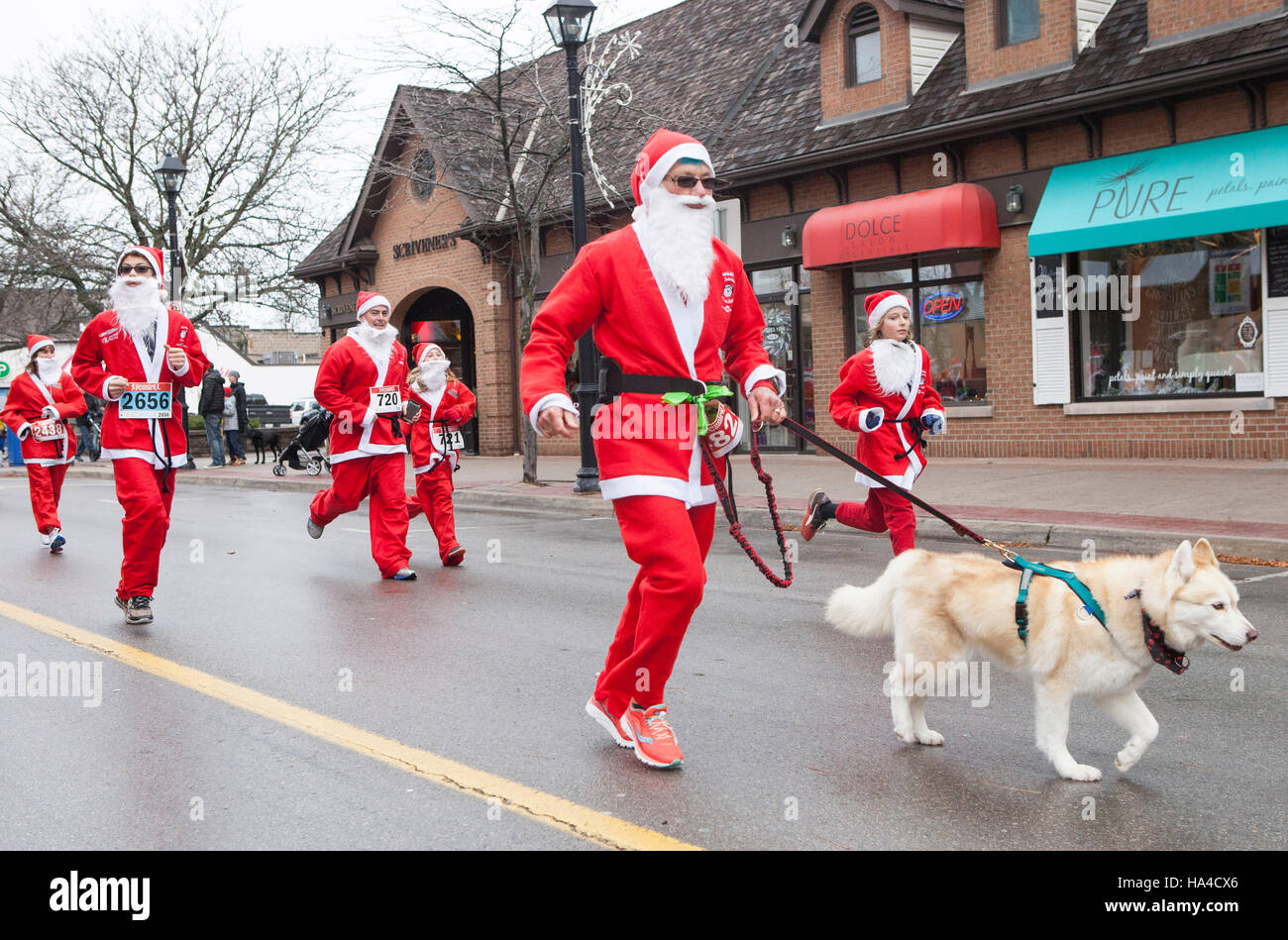 Toronto, Canada. 26th Nov, 2016. Participants dressed in Santa suits ...