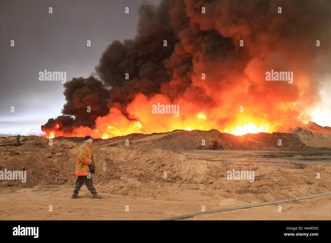 Qayyarah fire hi-res stock photography and images - Alamy