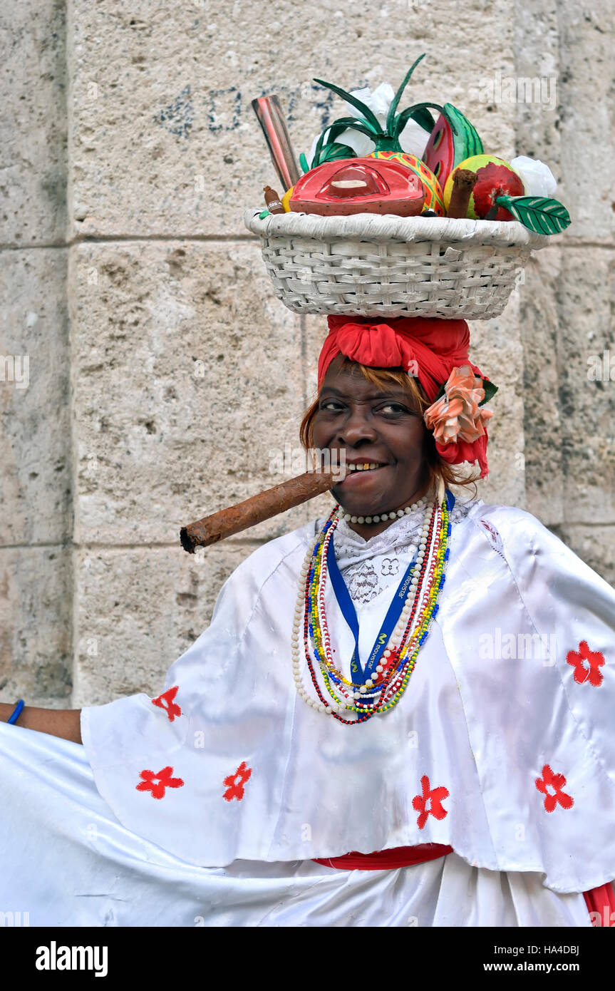 Old lady smoking cigar cuba hi-res stock photography and images - Alamy