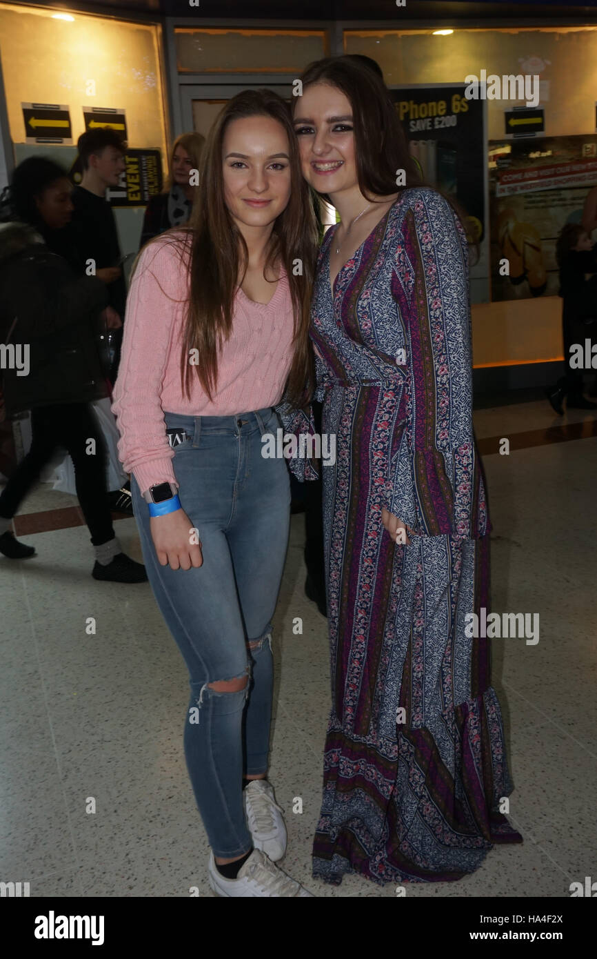 London, UK. 26th Nov, 2016. Singer Aleya Mae (R) with her sister ...