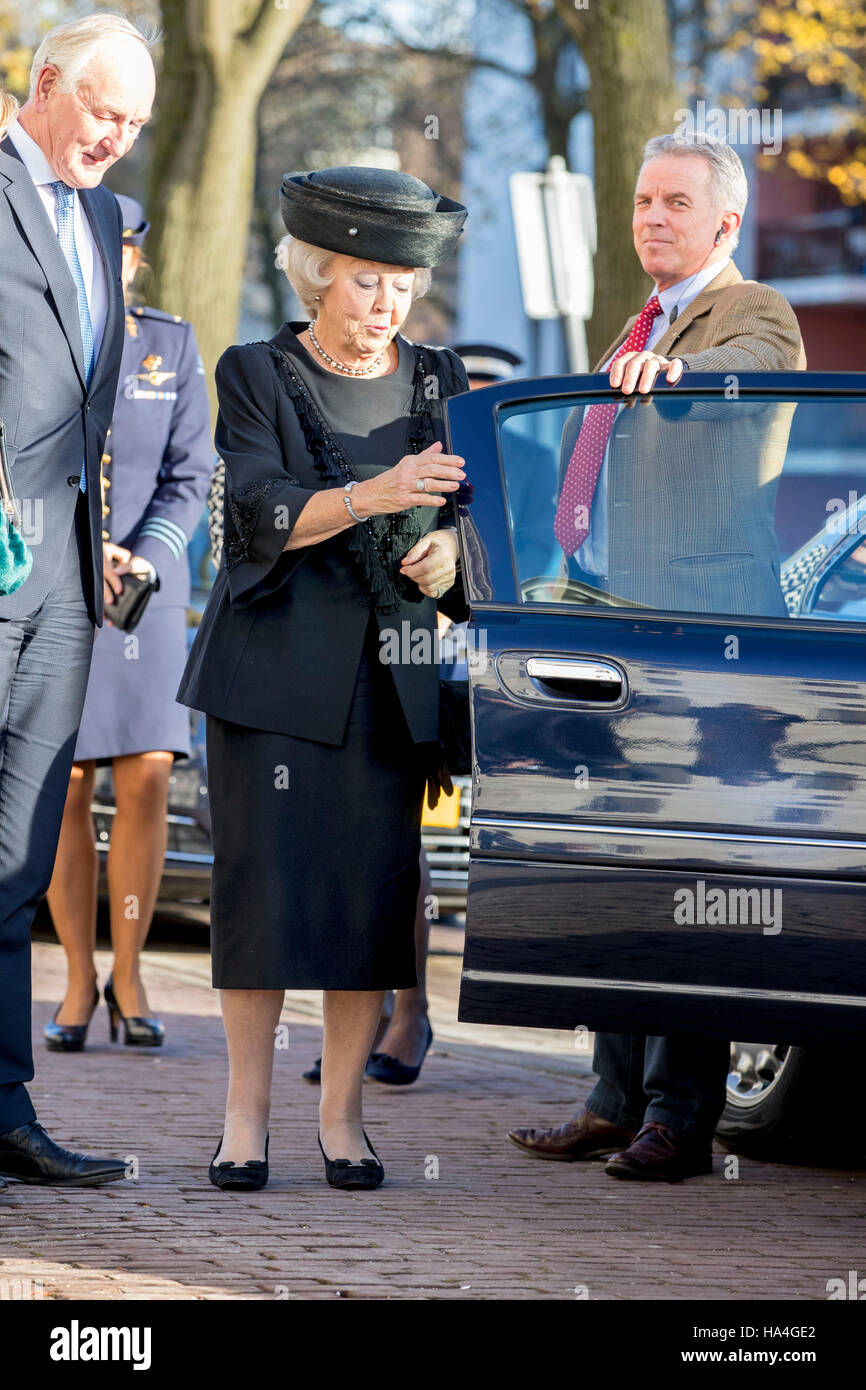 Amsterdam, The Netherlands. 25th Nov, 2016. Princess Beatrix of The Netherlands visits the ...