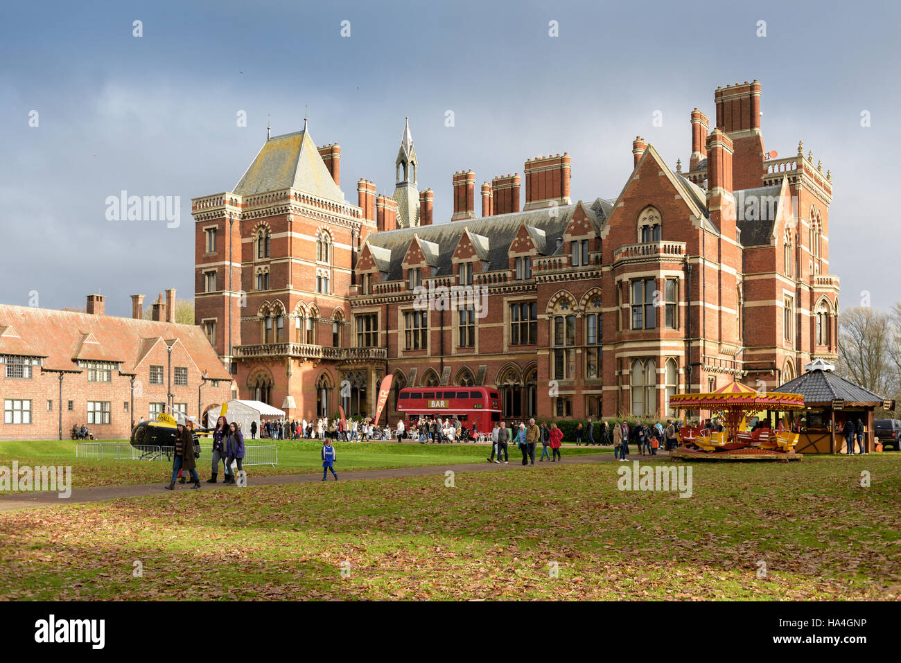 Kelham Hall, Nottinghamshire, UK. 27th November, 2016. People get into ...