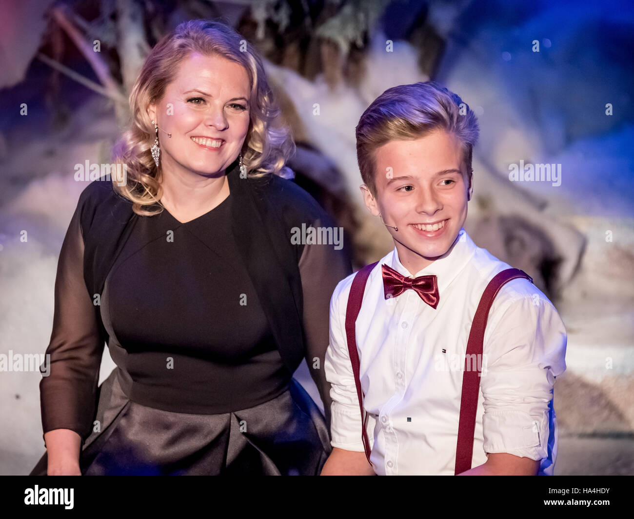 Suhl, Germany. 26th Nov, 2016. Patricia Kelly with her son Iggy Kelly ...