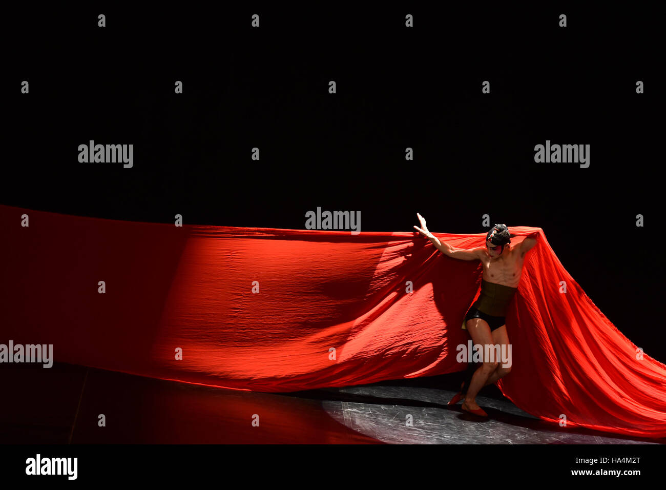 Cairo, Egypt. 27th Nov, 2016. A dancer of the Beijing Modern Dance ...