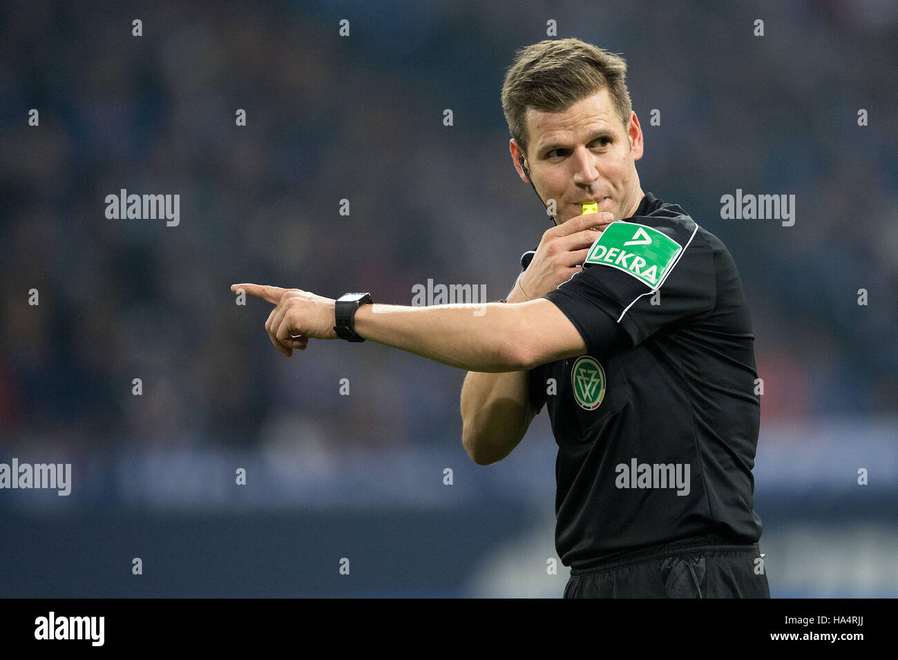 Gelsenkirchen, Germany. 27th Nov, 2016. The referee Frank Willenborg ...